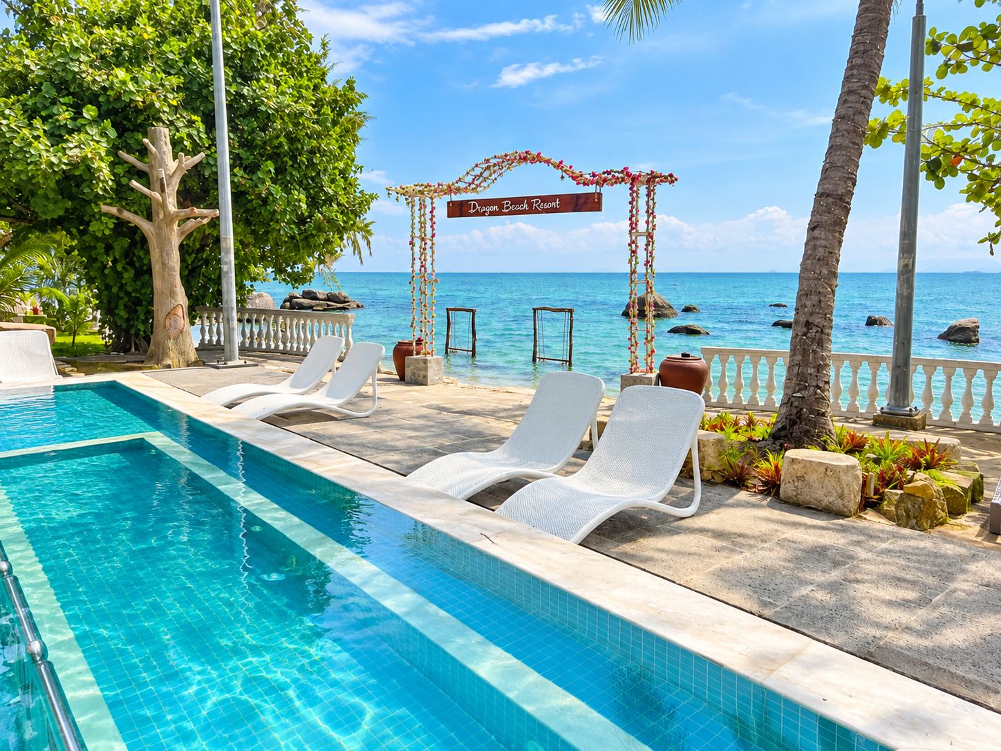 Uma área à beira da piscina com espreguiçadeiras, uma placa indicando 'Dragon Beach Resort' e vista para o oceano.