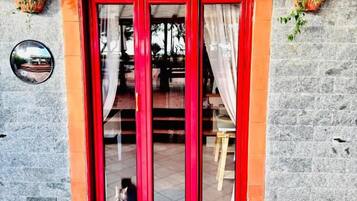 Entrada de um edifício com arco vermelho e a inscrição 'B&B IOLI VESUVIO' em destaque.