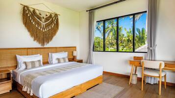 Um quarto com cama, mesas de cabeceira, escrivaninha e cadeira.