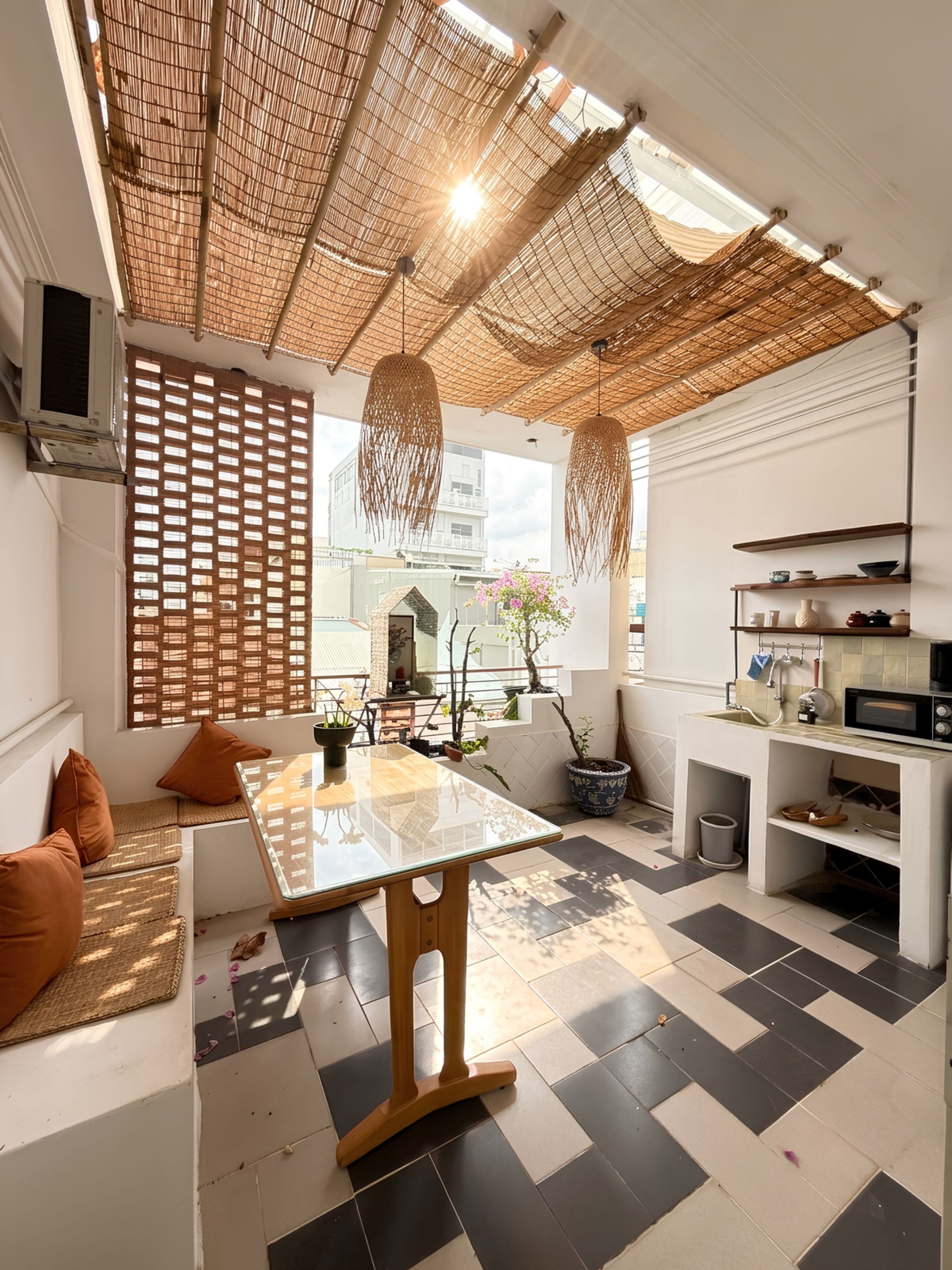 Cozinha moderna com piso xadrez, mesa de jantar e grande janela com vista externa.