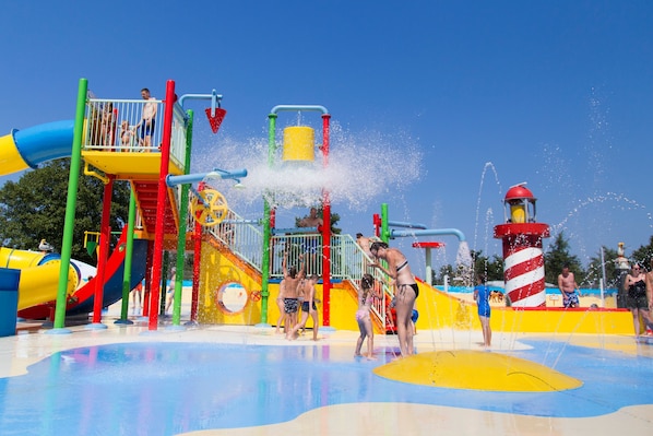 Um parque aquático com diversas estruturas de lazer e atrações aquáticas.