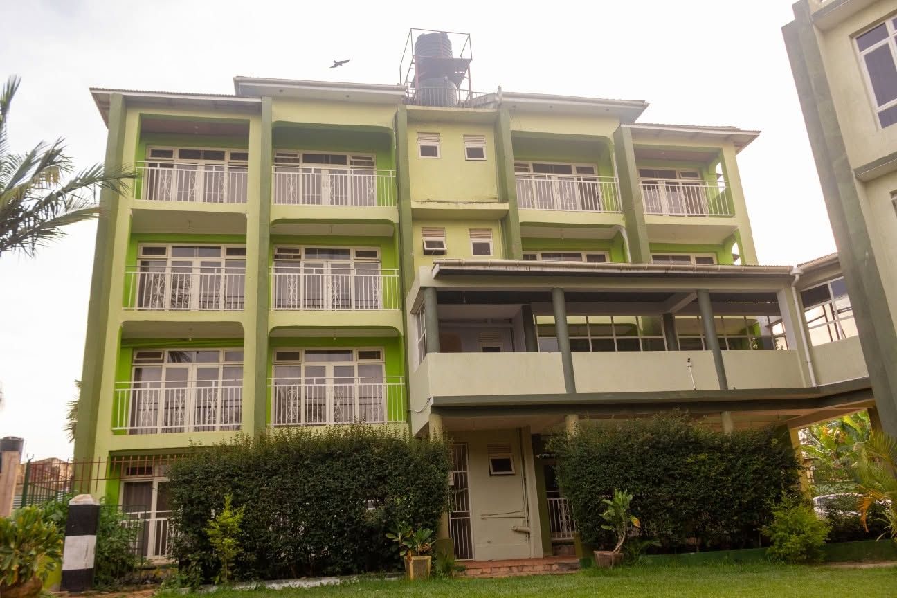 Um edifício de vários andares com varandas e entrada coberta.