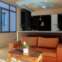 Sala de estar moderna com um sofá de couro, uma mesa de centro de madeira e uma planta em vaso.