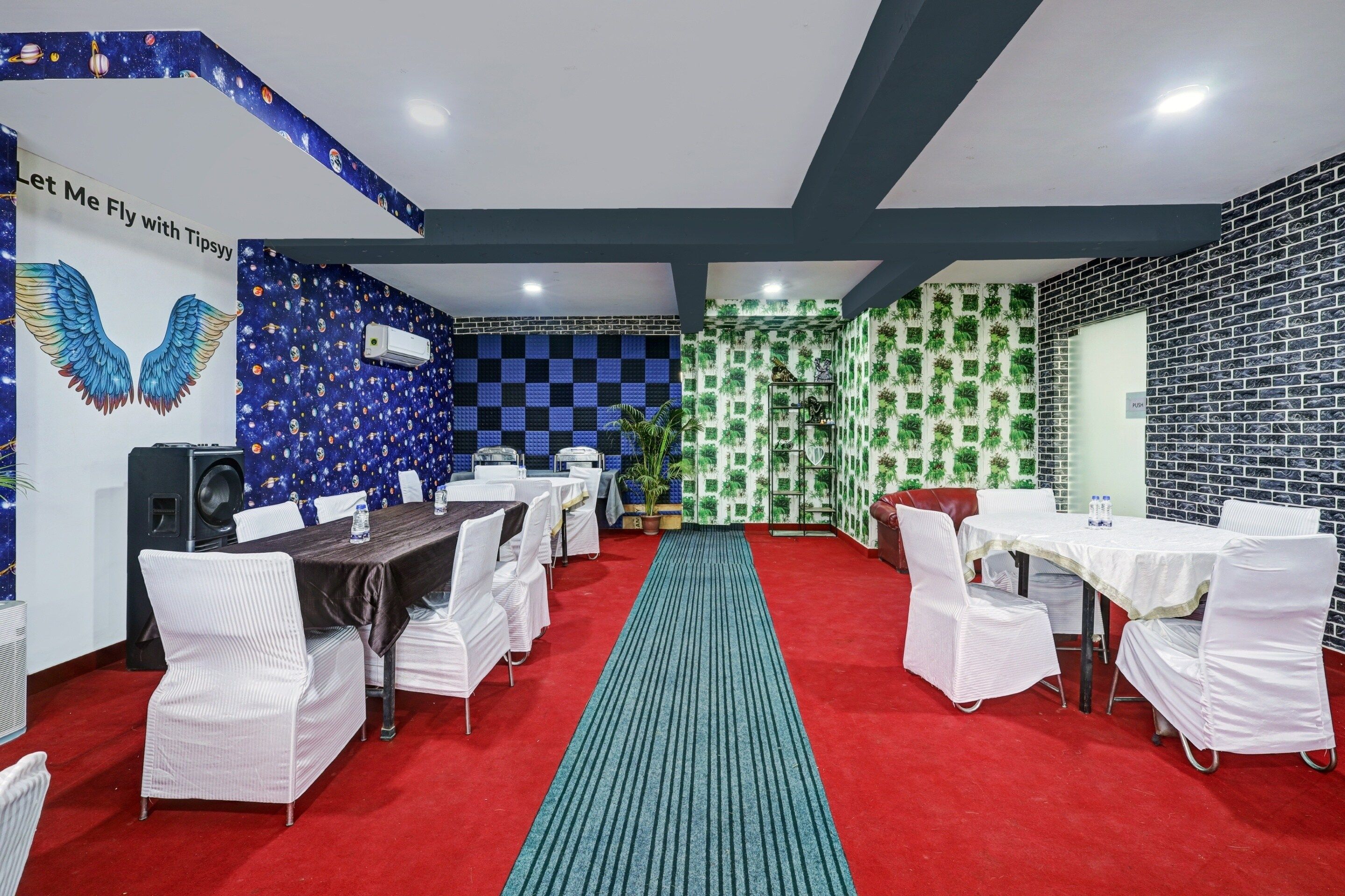 Uma sala de conferências com mesas, cadeiras e um tapete vermelho.