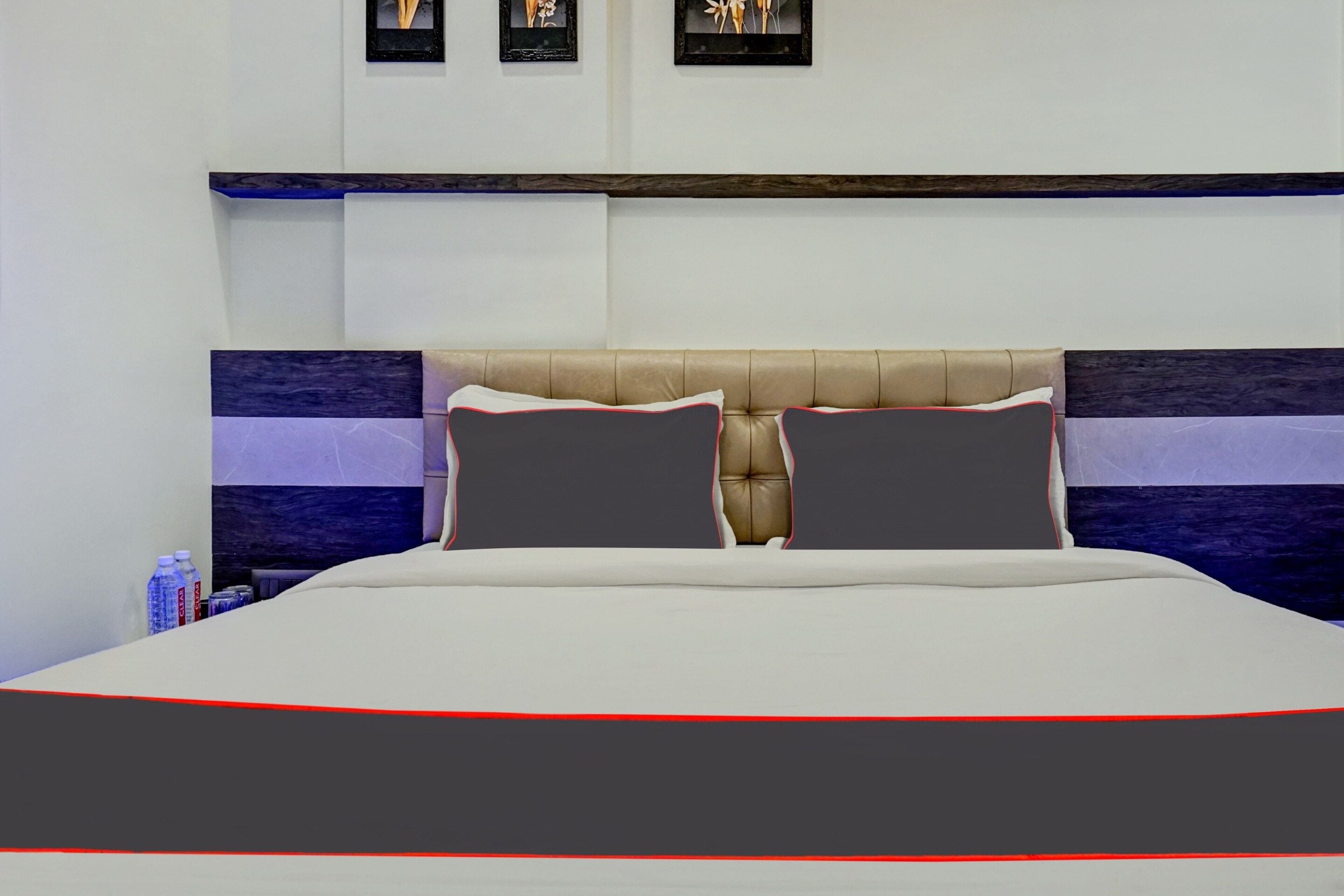 Uma cama com cabeceira, travesseiros e um cobertor.