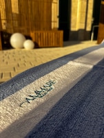 Um close-up de tecido texturizado com padrão e design bordado.
