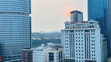 Um edifício moderno com uma placa grande da 'Sun Life', rodeado por outros edifícios altos.
