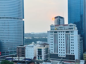 Um edifício moderno com uma placa grande da 'Sun Life', rodeado por outros edifícios altos.