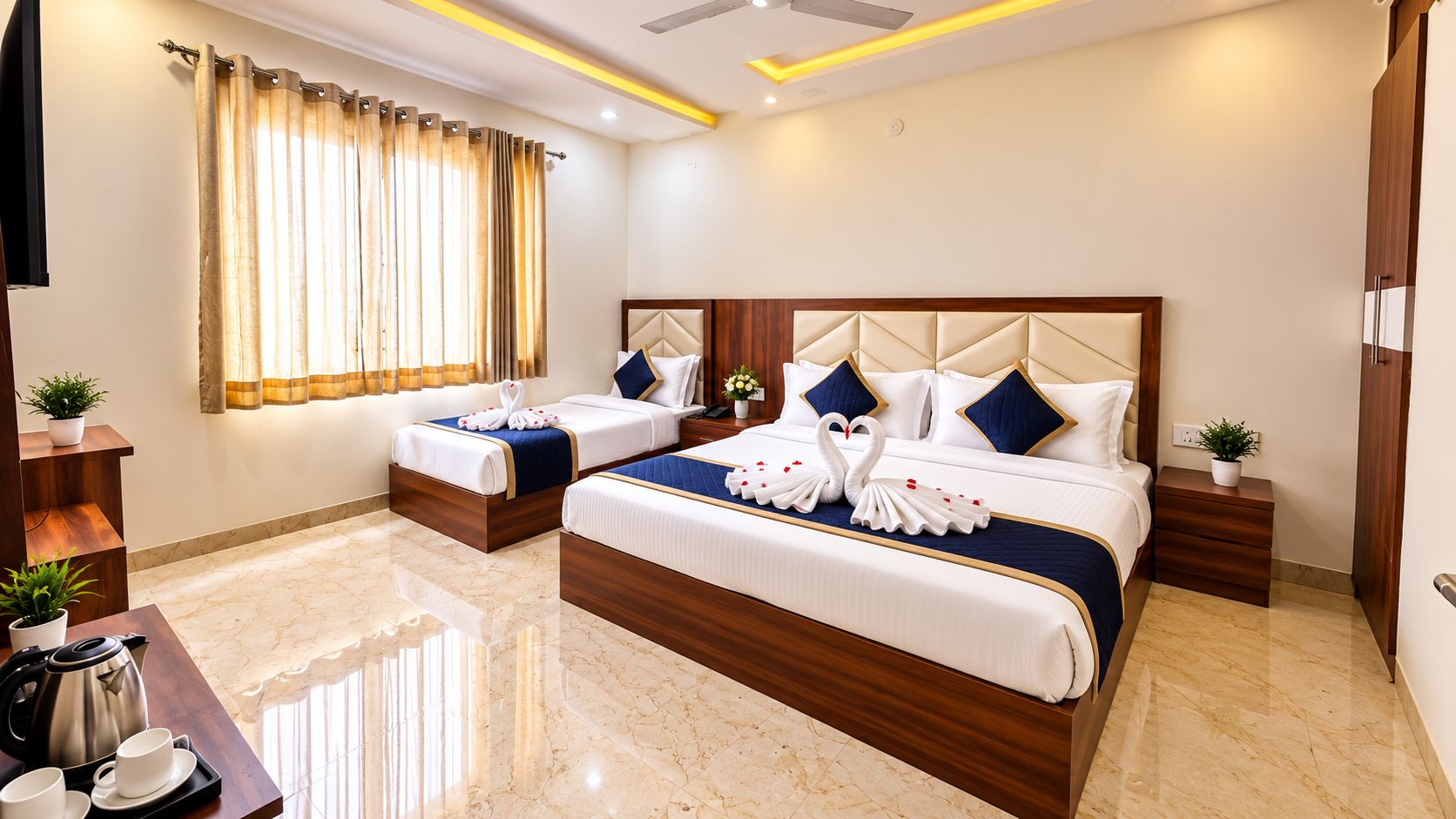 Quarto de hotel com uma cama grande, uma cama menor, uma escrivaninha com chaleira e uma janela com cortinas.