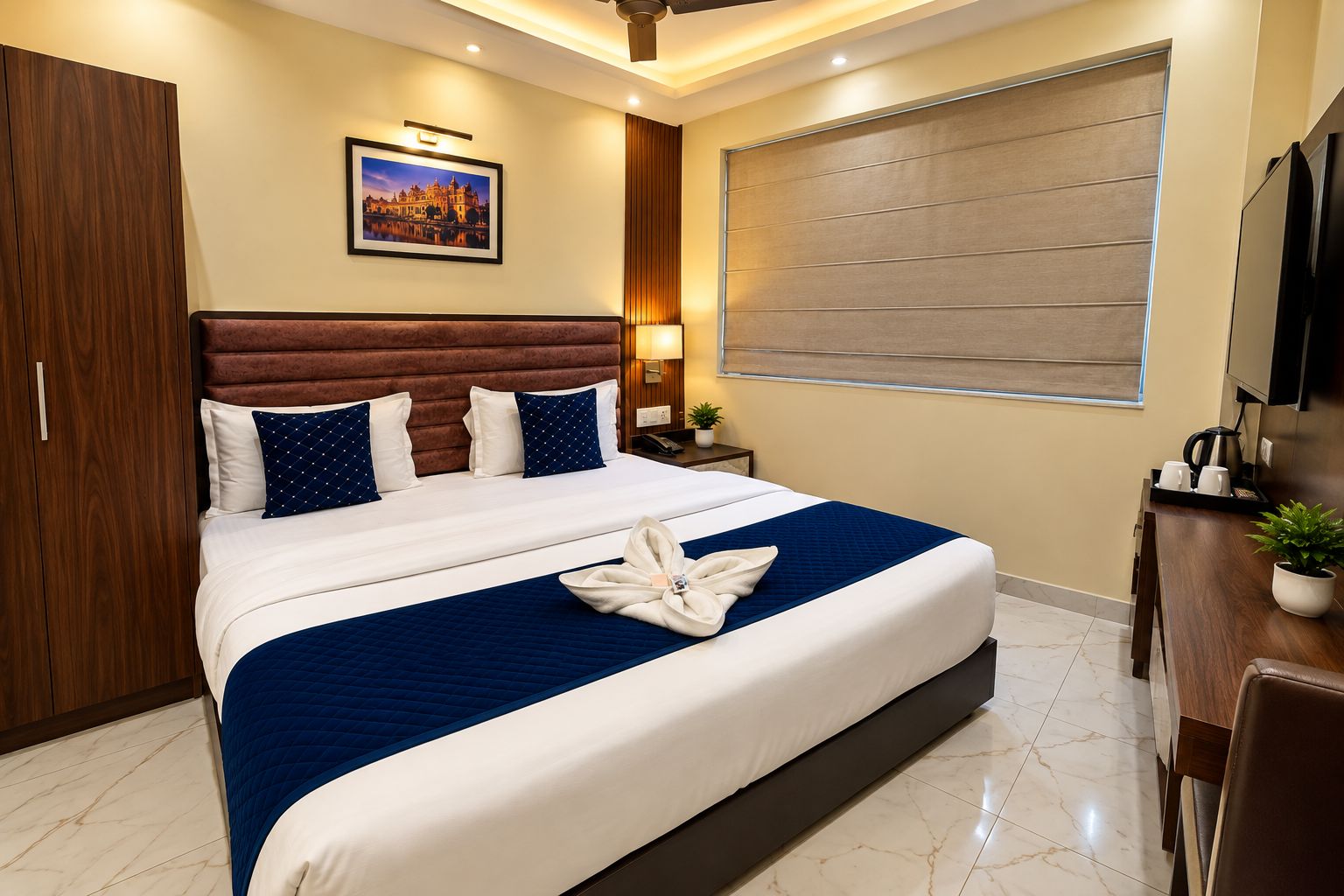Quarto de hotel com cama grande, cabeceira de madeira, mesa de cabeceira, televisão fixada na parede e janela com persianas.