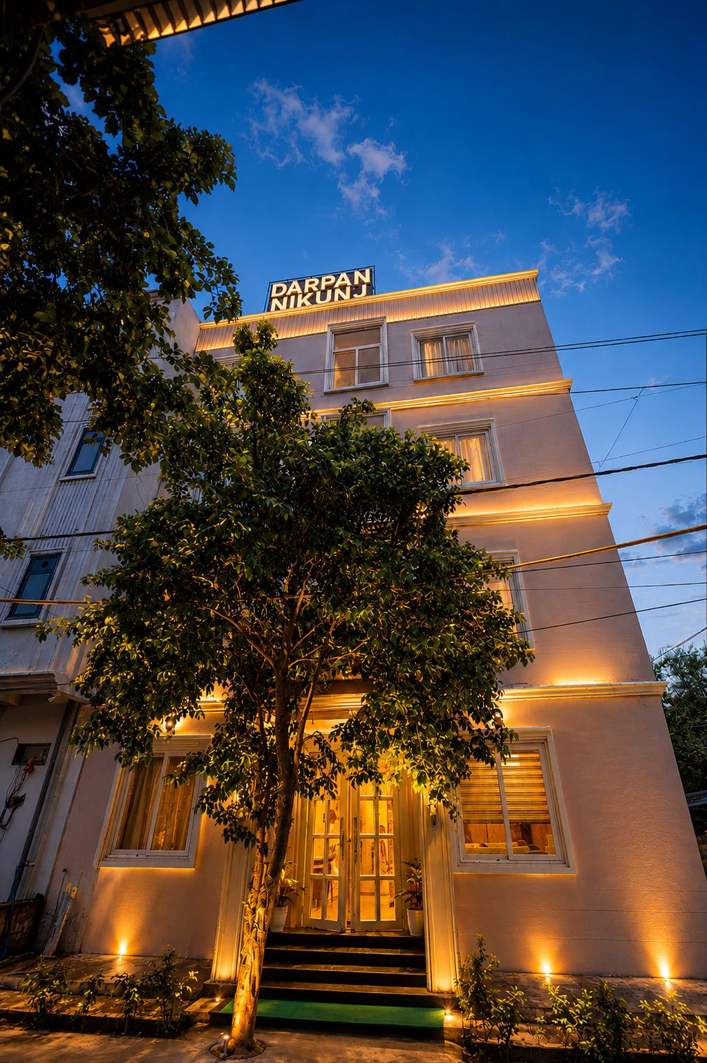 Um edifício com uma placa indicando 'DARPAN NIKUNJ' no topo.