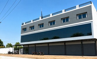 Um edifício com vários andares, teto plano e grandes janelas.