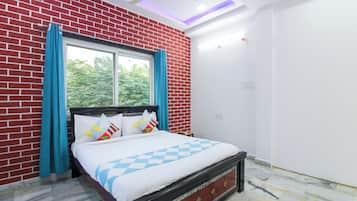 Quarto com cama, janela, ventilador de teto e porta.