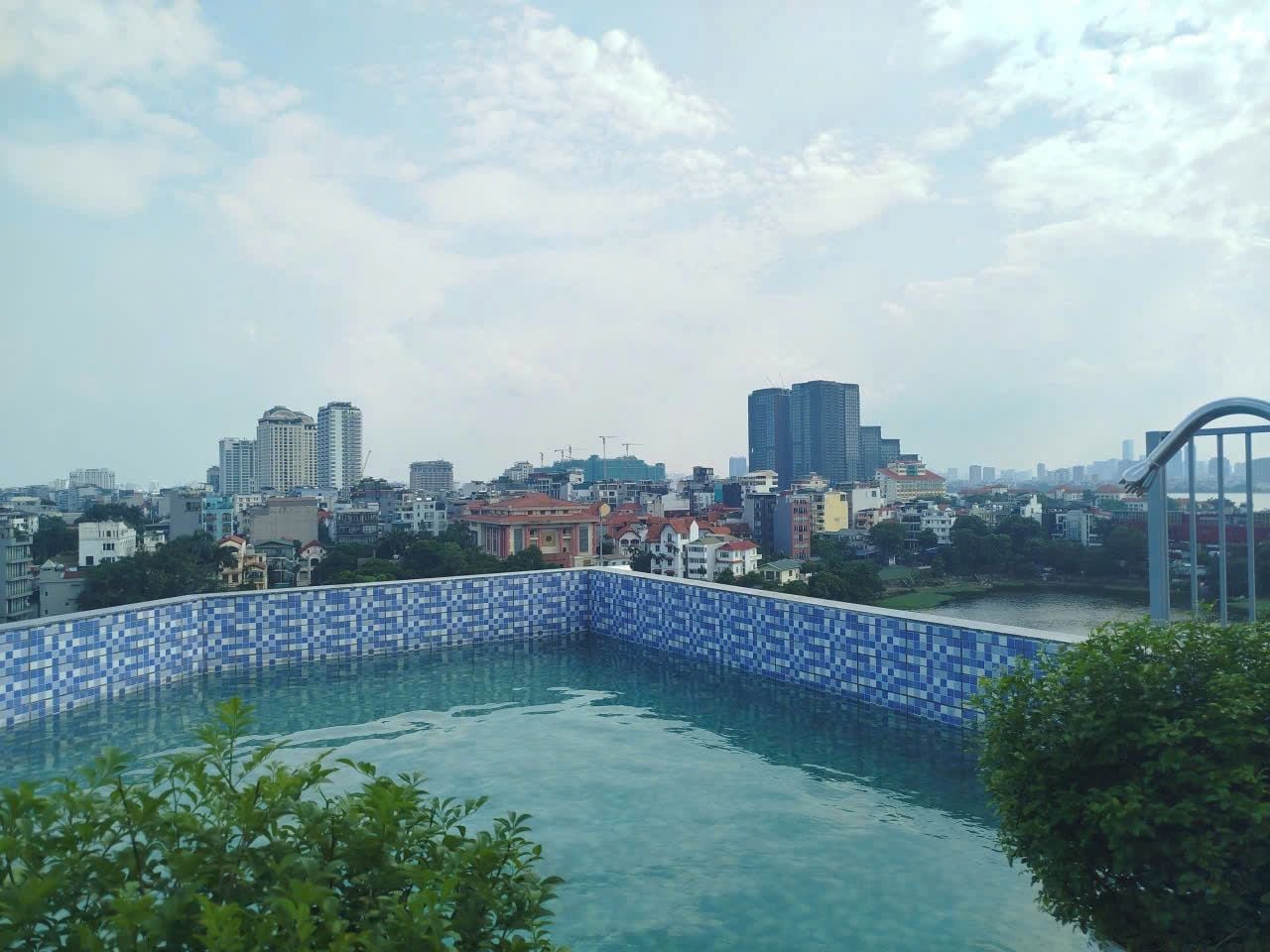 Piscina no terraço com vista panorâmica da cidade.