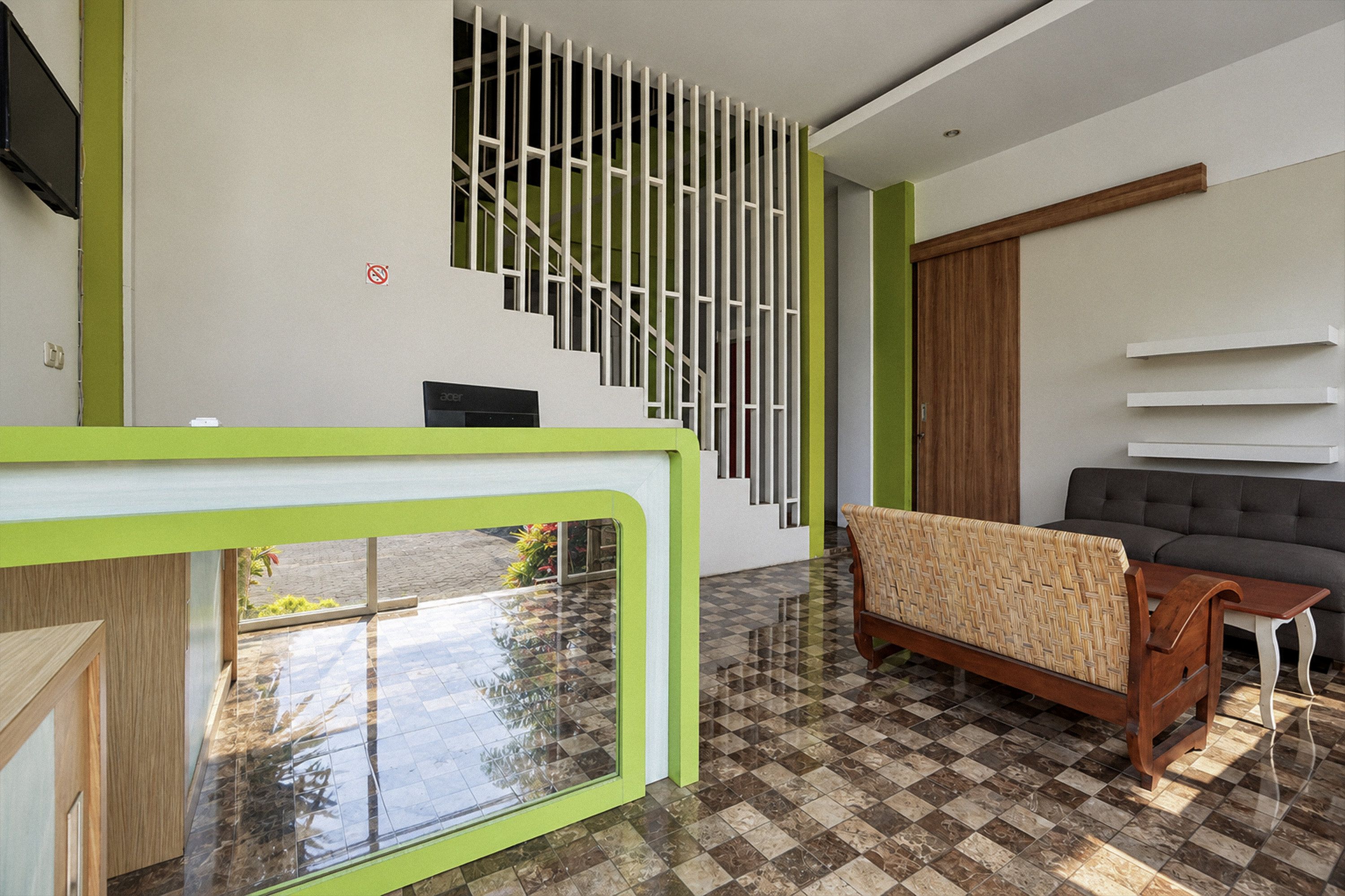 Um interior moderno com escada, sofá e espaço para refeições.