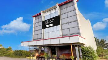 Um edifício moderno com uma placa que diz 'Collection Company-Serviced'.