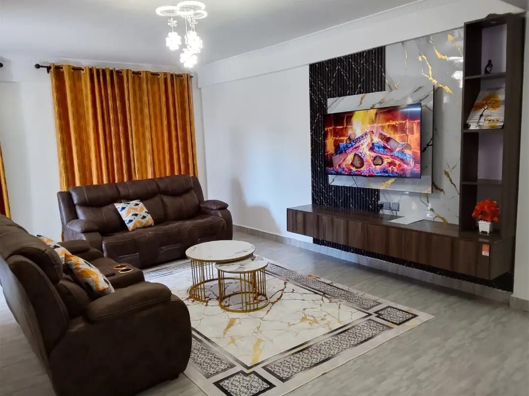 Uma sala de estar moderna com um sofá de couro marrom, uma mesa de centro branca e uma TV de tela plana fixada em uma parede de madeira.