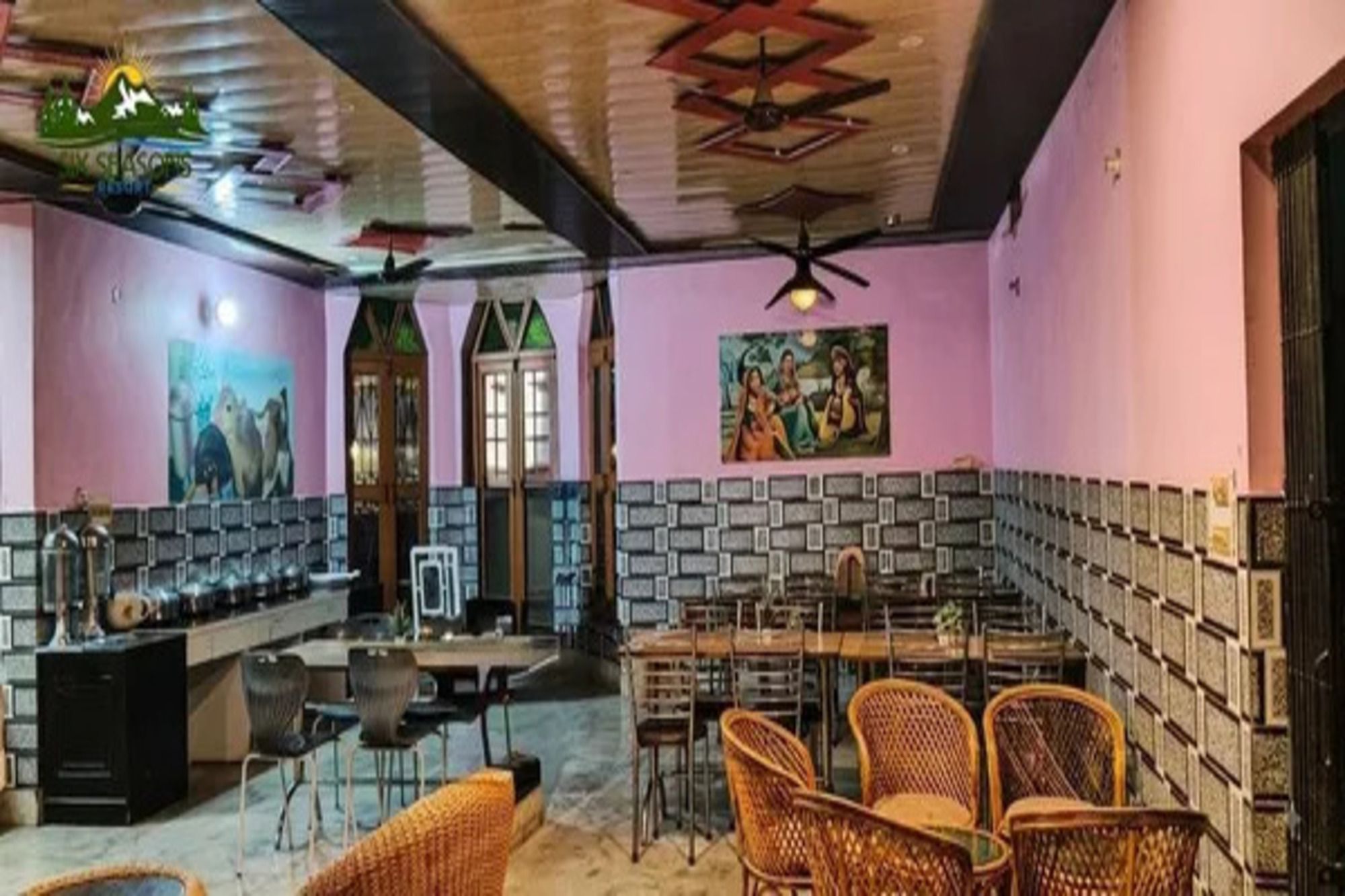 Um restaurante com área de bar, mesas e parede revestida de azulejos.