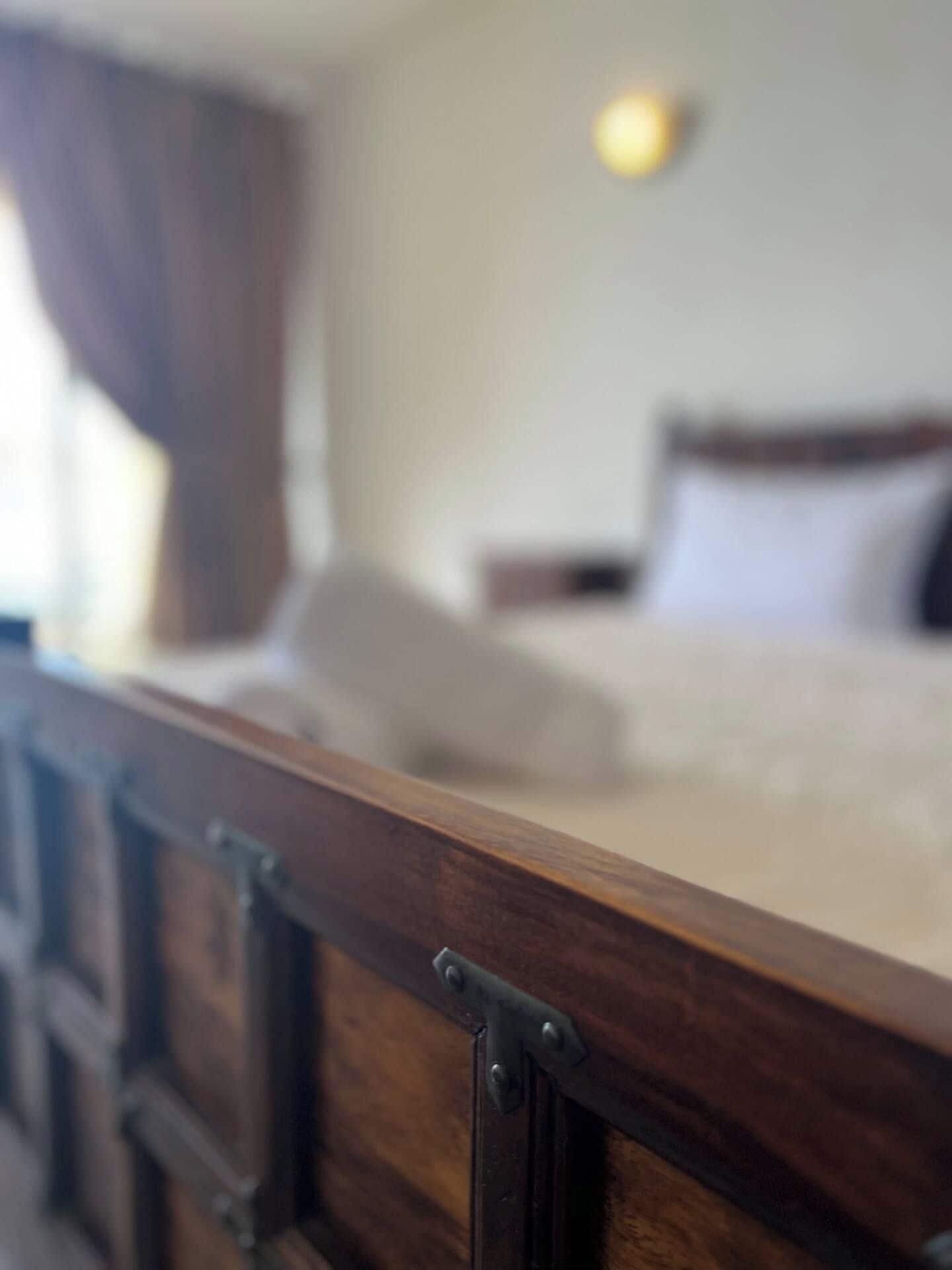 Close-up de uma estrutura de cama de madeira com um fecho metálico.
