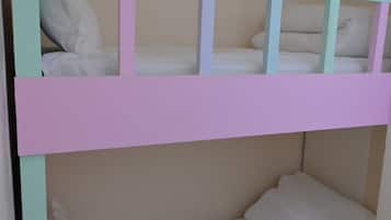 Uma cama beliche com uma cama de baixo e uma cama individual.