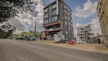 Um edifício de vários andares com uma fachada identificada como 'Townhouse'.