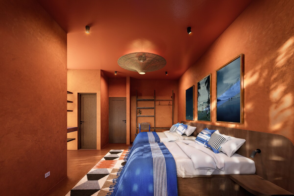 Quarto com cama, mesa de cabeceira, prateleira na parede e uma porta.