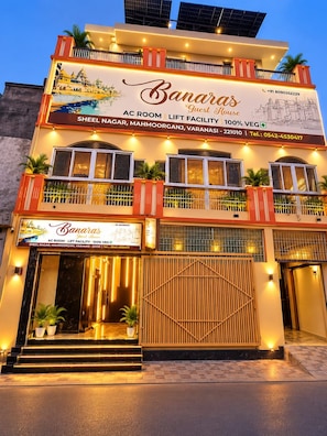 Hotel 'Banaras Guest House' com quarto com ar condicionado, elevador e opções vegetarianas 100%.