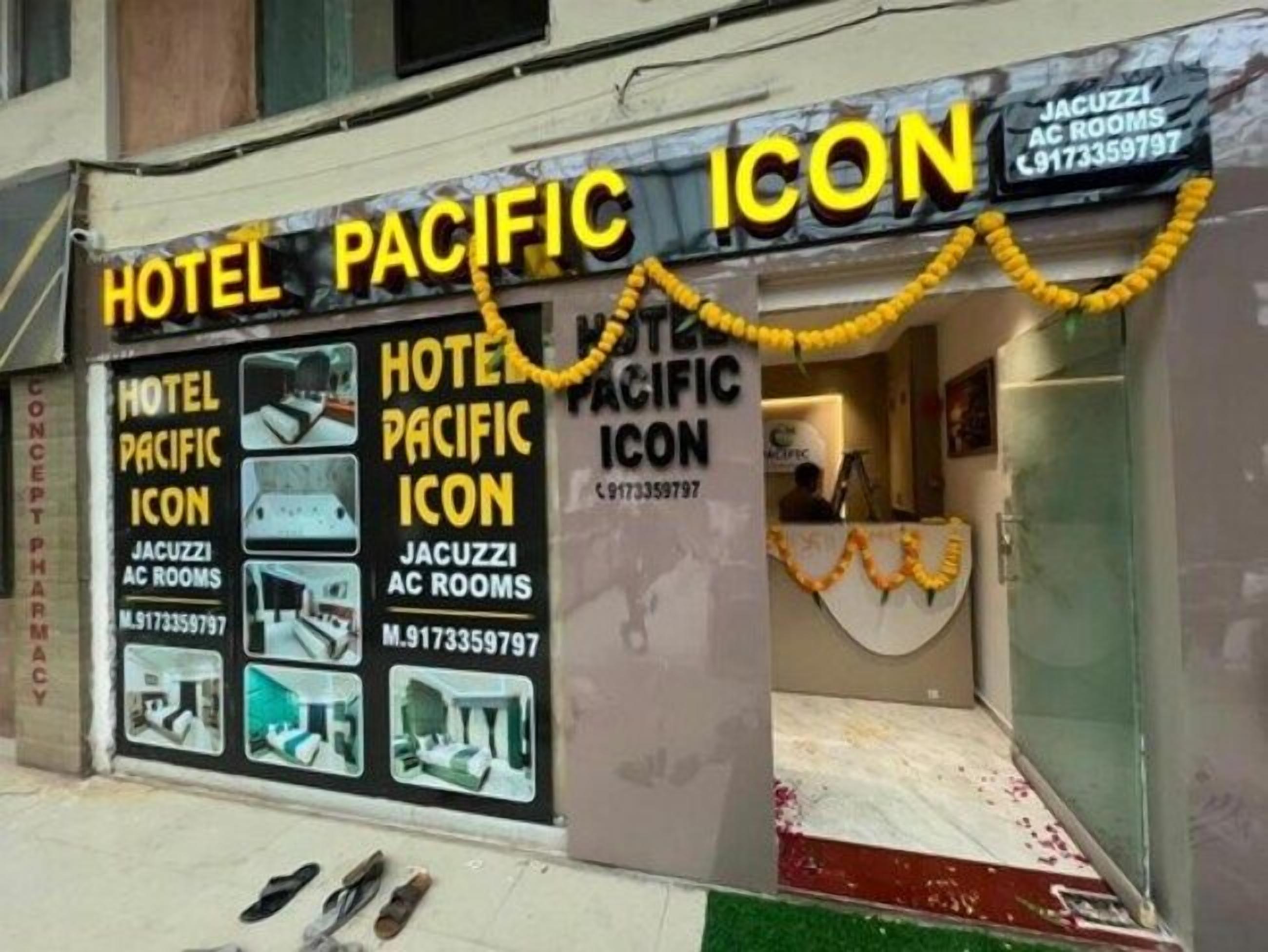Hotel chamado 'Hotel Pacific Icon' com quartos com ar condicionado, um número de telefone e uma decoração com guirlanda.