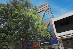 Um edifício com uma placa que diz 'Y. Yellappan Townhouse' e outra placa para 'Y. Yellappan Textile'.