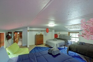 Quarto com beliche, escrivaninha, penteadeira e janela com vista.