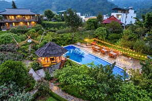 Resort com piscina, área de estar externa e um gazebo.