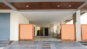 Uma entrada coberta com escadaria que leva a um corredor.