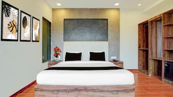 Quarto moderno com cama grande, parede de pedra decorativa e estante de madeira.