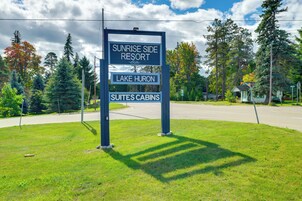 Placa indicando Sunrise Side Resort, Lago Huron, Suítes e Cabanas.