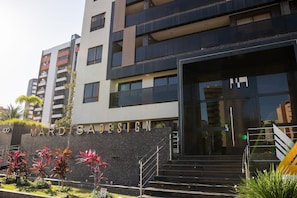 Um edifício moderno com uma placa indicando 'MARDISA DESIGN'.