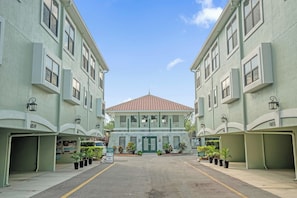 Um edifício com entrada central, várias janelas e telhado em telhas.