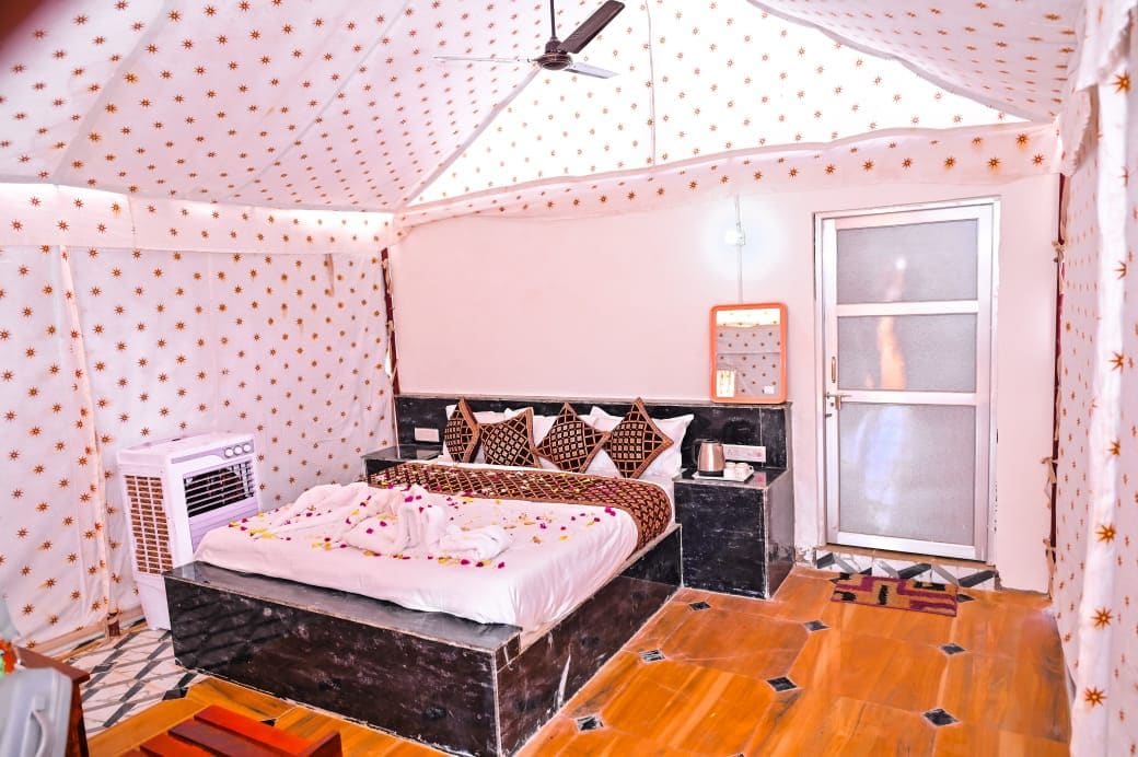Quarto com cama, aquecedor, janela e porta.