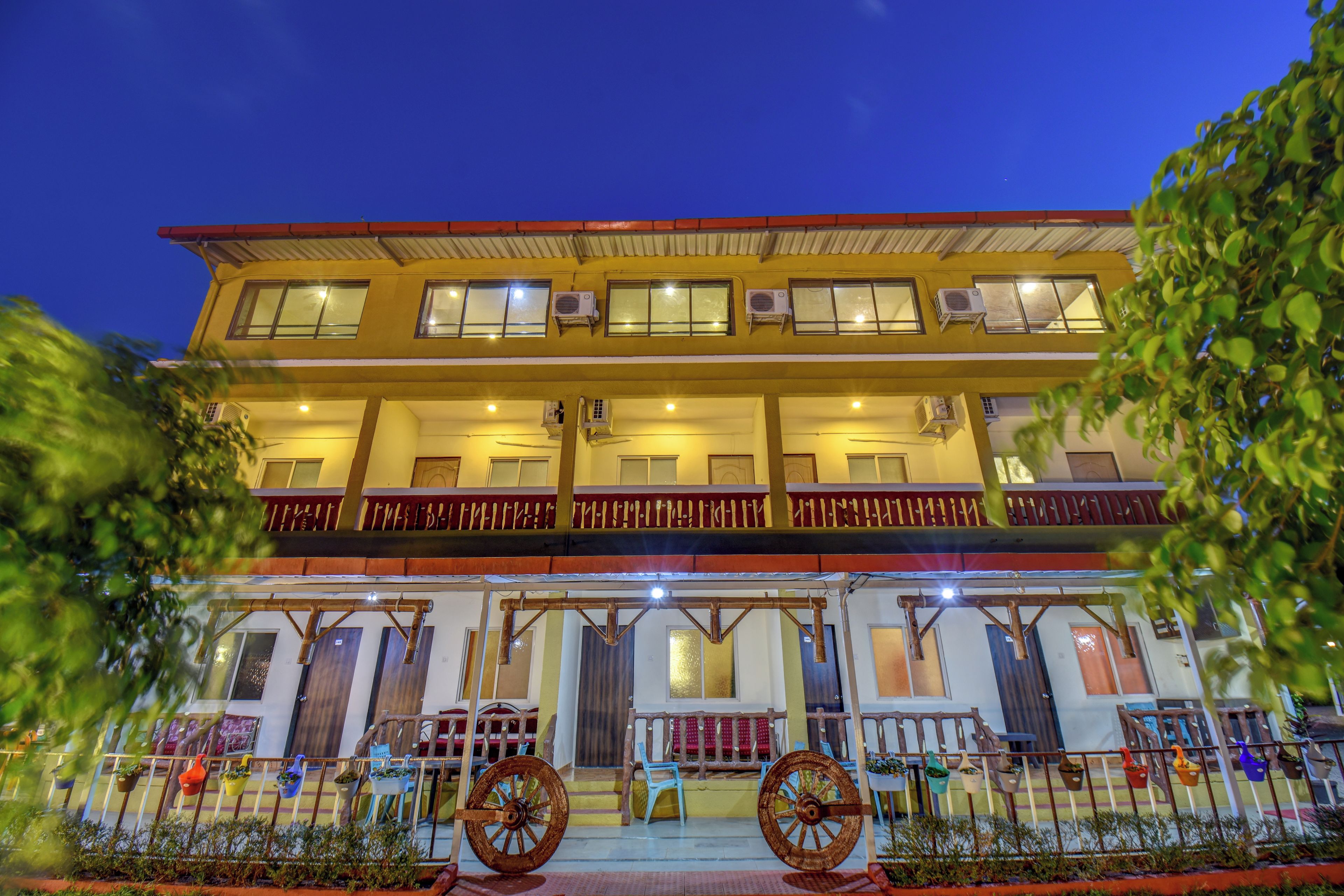 Um edifício de vários andares com varandas e aparelhos de ar condicionado.