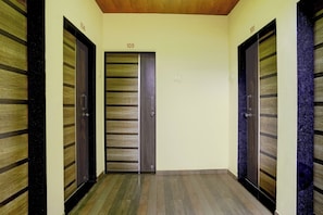 Corredor com três portas, cada uma delas identificada com um número.