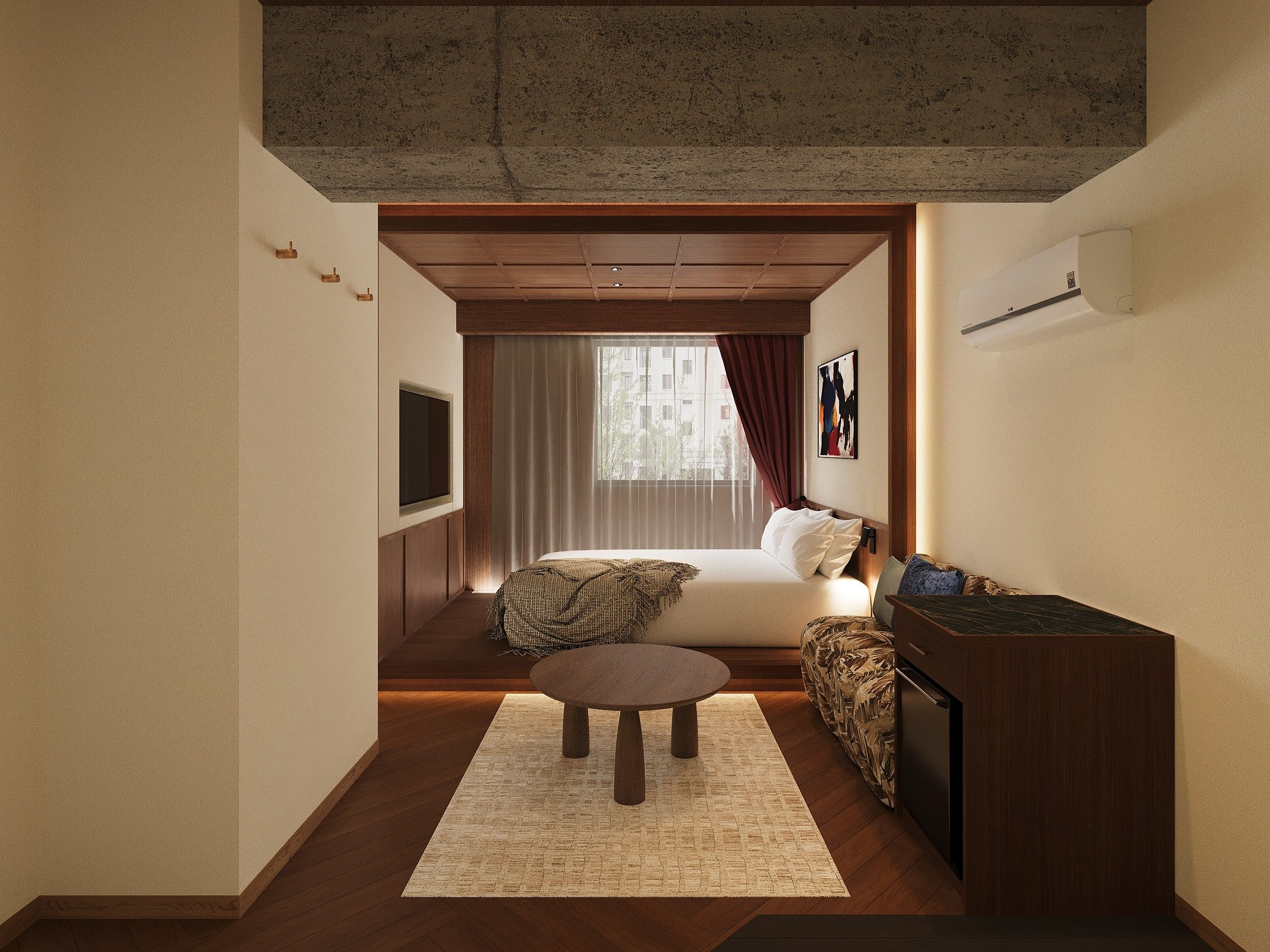 Quarto de hotel com cama, mesinha, sofá, televisão e janela com cortinas.
