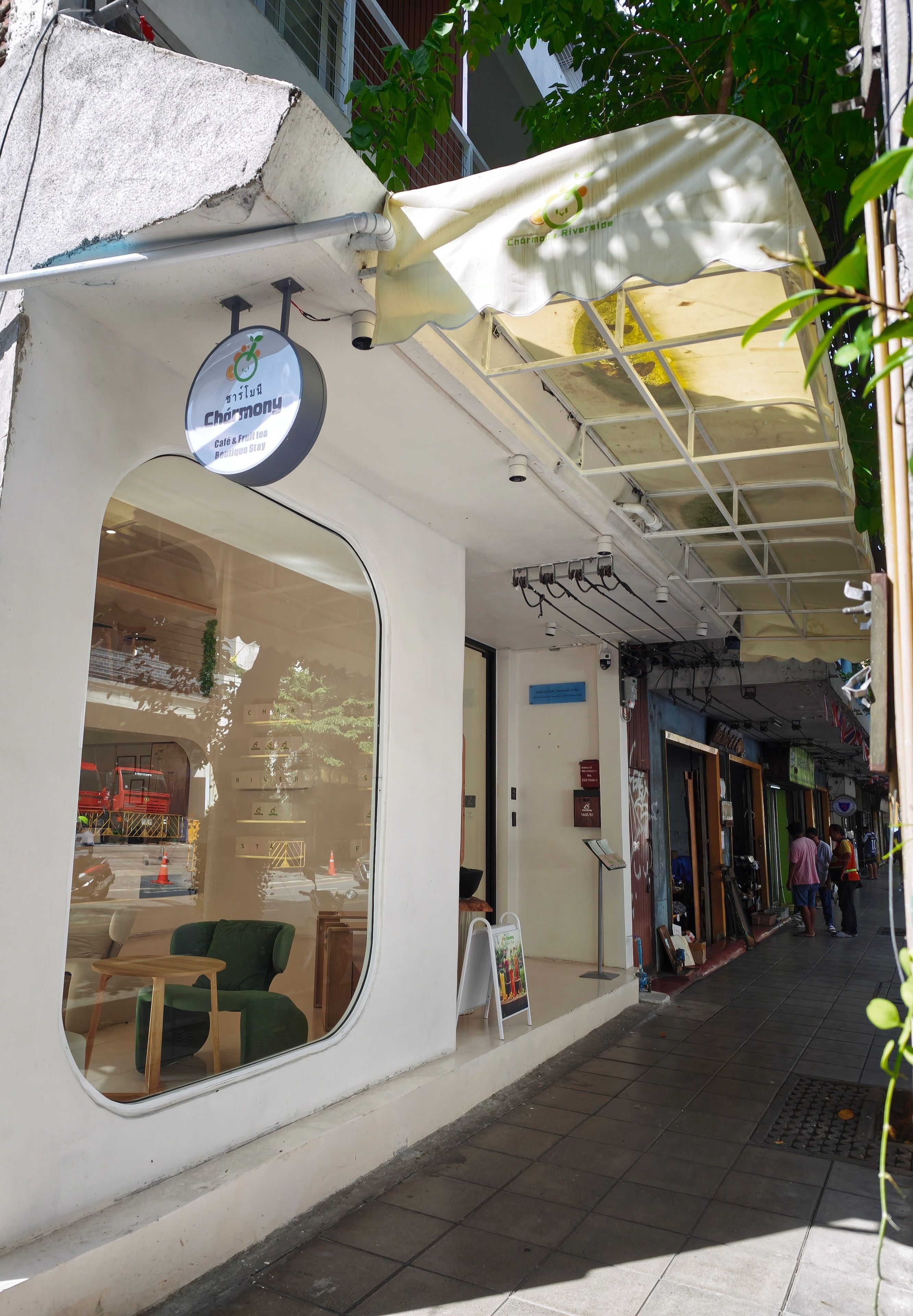 Café com uma grande janela e um aviso indicando que serve café e chá de frutas.