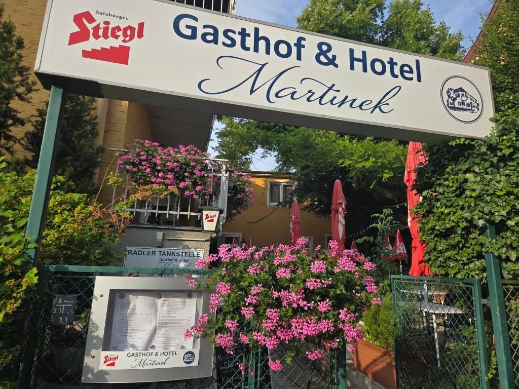 Placa de Gasthof & Hotel Martinek, com nome e logótipo visíveis.