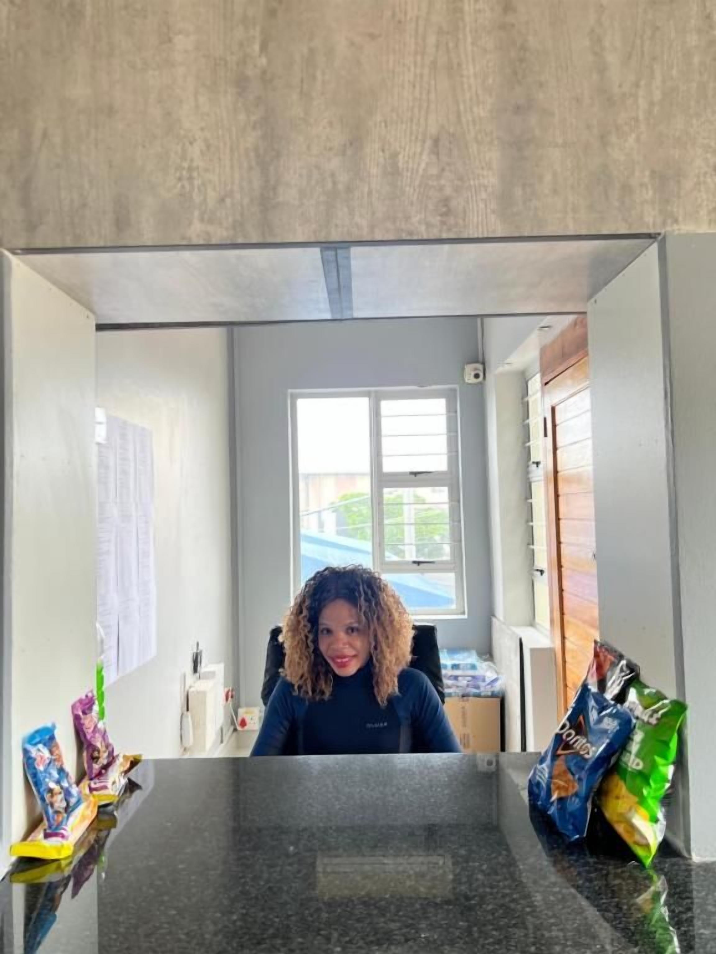 Quarto com bancada preta, janela e porta.