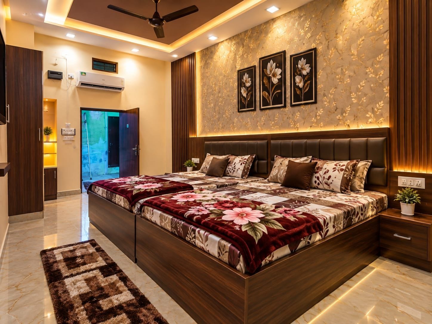 Quarto moderno com cama grande, ventilador de teto e detalhe decorativo na parede.