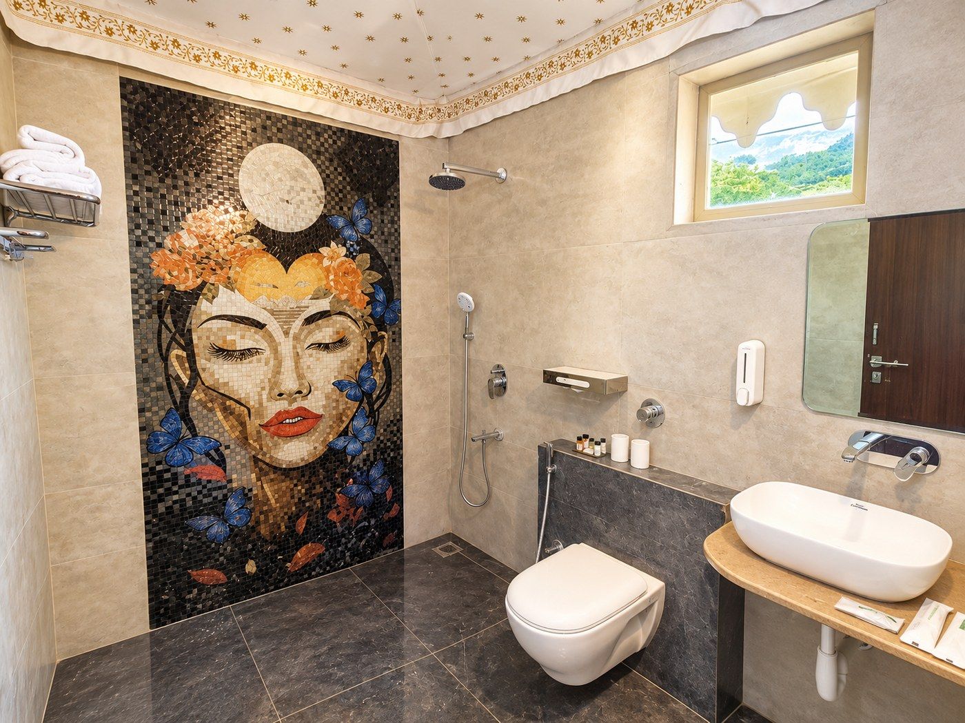 Uma casa de banho com parede em mosaico, sanita, chuveiro e lavatório.