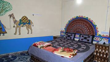 Quarto com cama, painel decorativo na parede e piso estampado.