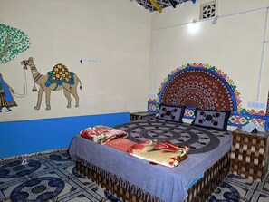 Quarto com cama, painel decorativo na parede e piso estampado.