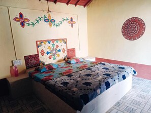 Quarto com uma cama, um ornamento na parede e um chão estampado.