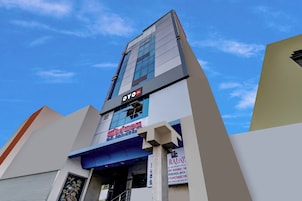 Um edifício de vários andares com uma placa 'OYO' bem visível na fachada.