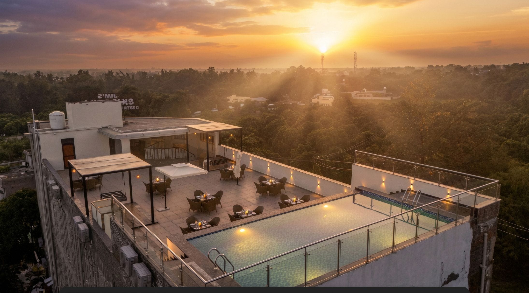 Terraço no telhado com piscina, área de estar ao ar livre e vista para a paisagem circundante.